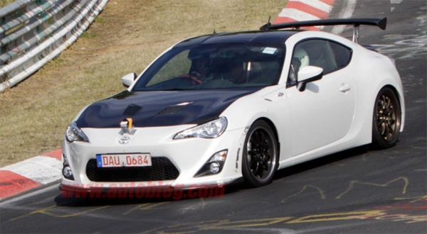 Toyota GT86 รุ่นคาร์บอนไฟเบอร์ โผล่ลงสนามแข่งทดสอบ